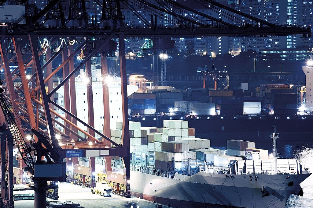 Sails and kites support cargo ships: cargo-partner