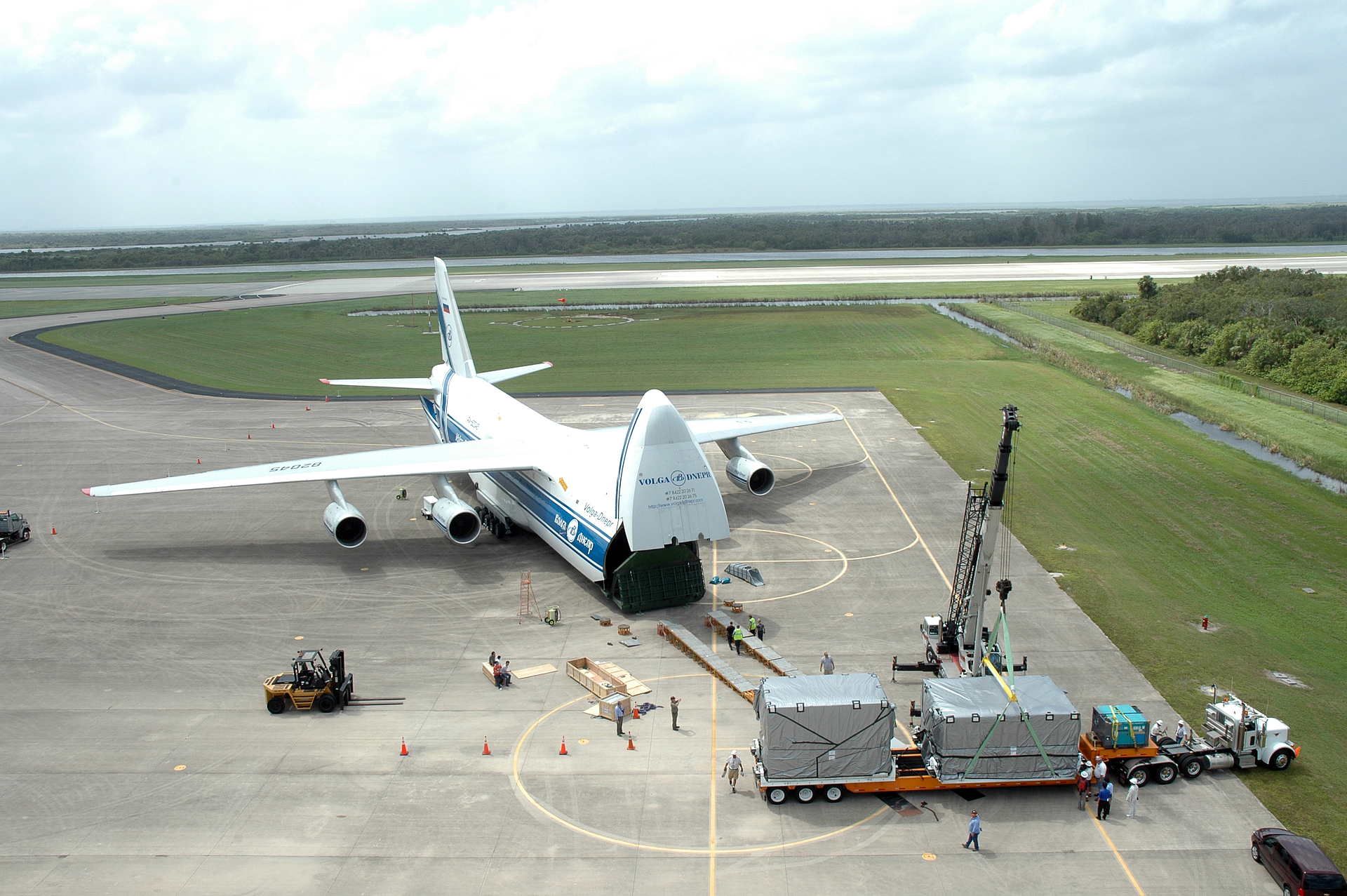 Antonov 124 - An air-freighter in the truest sense of the word: cargo ...